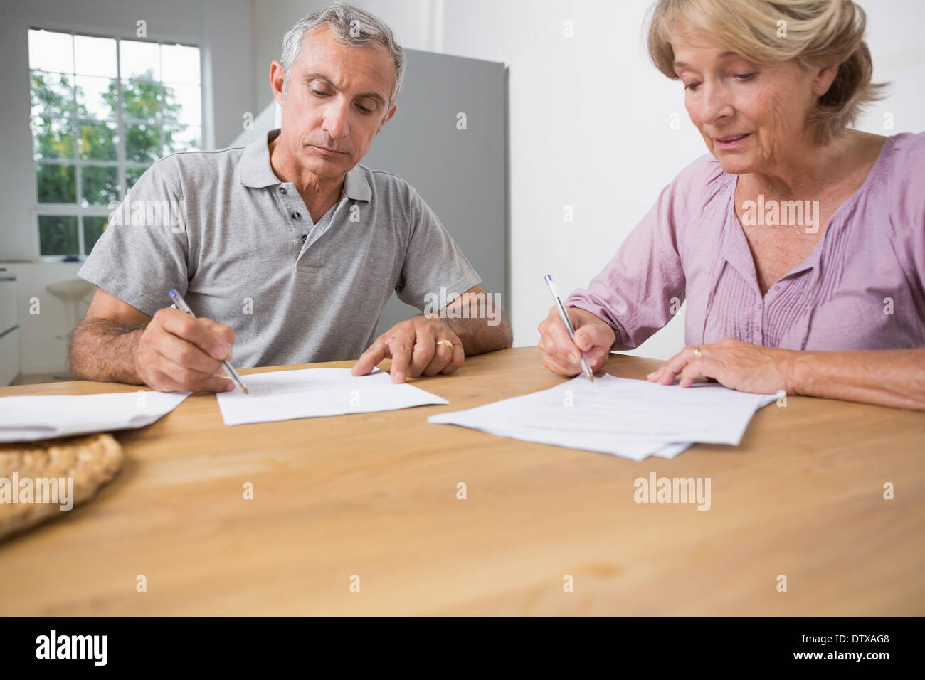 Couple signing documents hi-res stock photography and images - Alamy