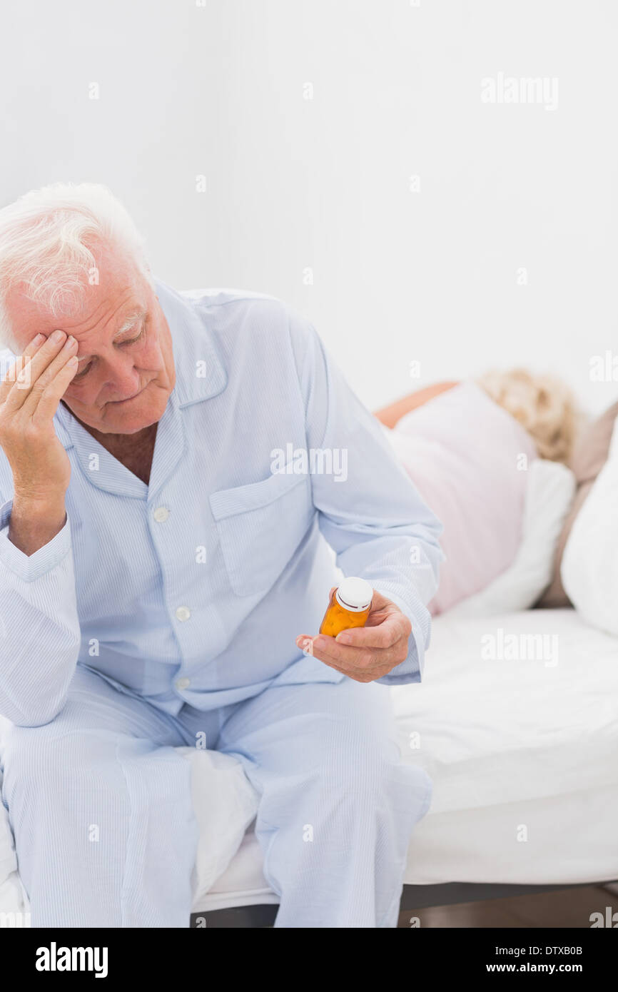 Old man holding pills Stock Photo - Alamy