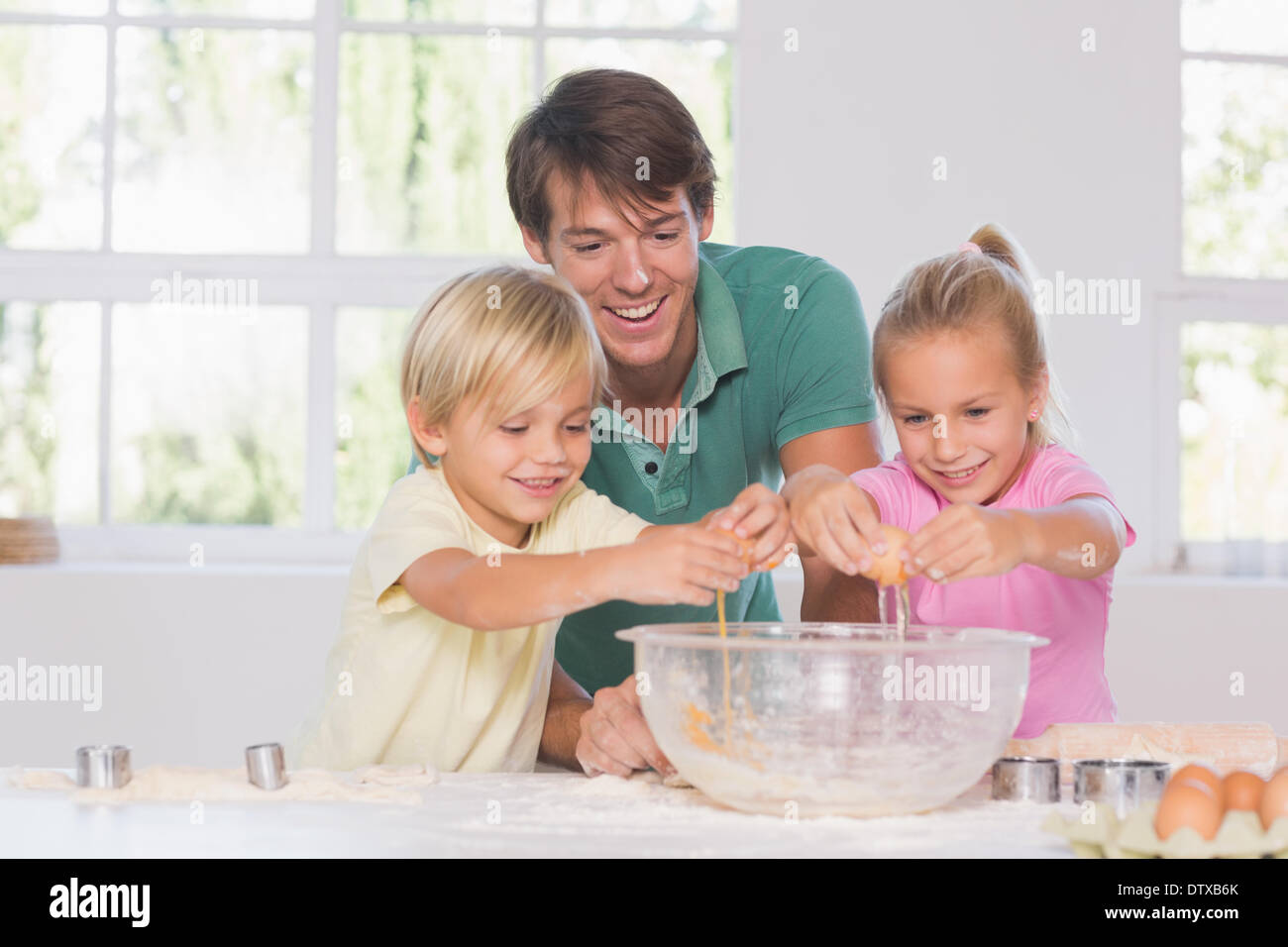 Breaking eggs hi-res stock photography and images - Alamy