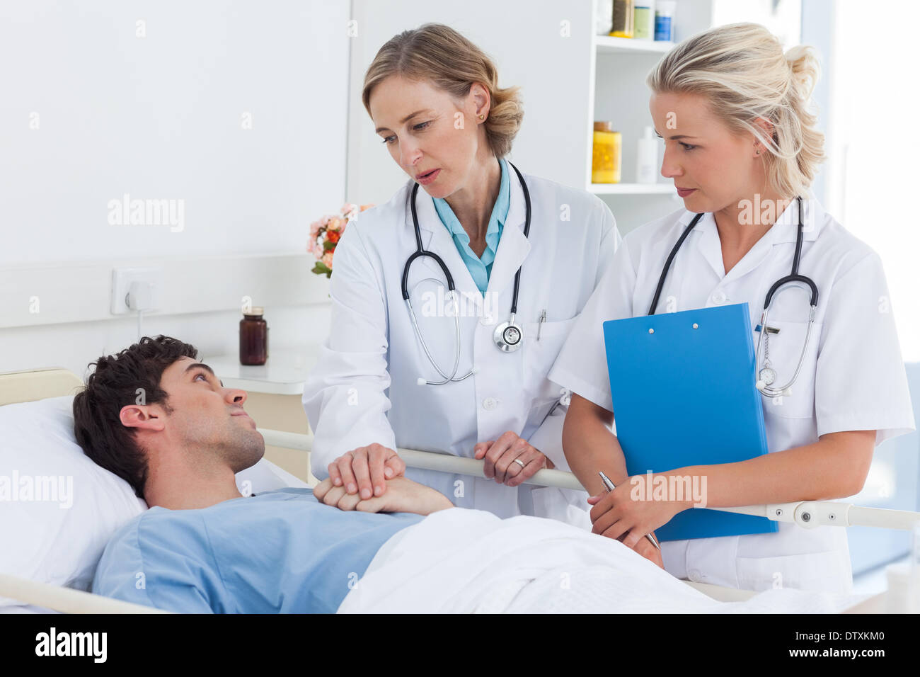 Two young women comforting hi-res stock photography and images - Alamy