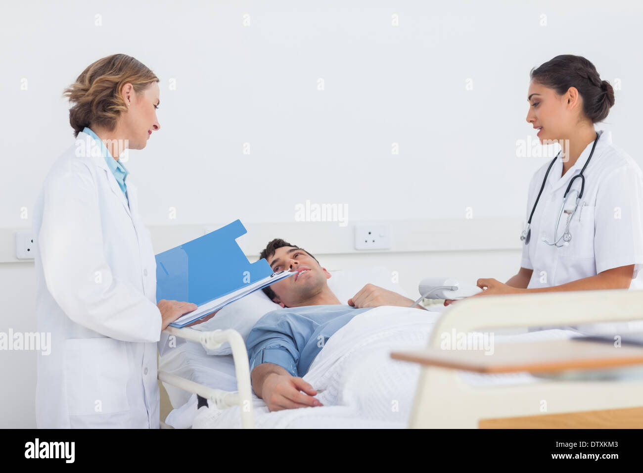 Doctors explaining symptoms patient hi-res stock photography and images ...