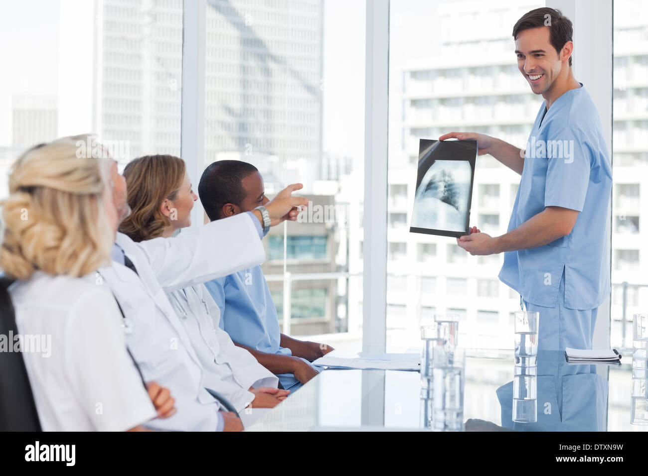Doctor explaining a radiography Stock Photo - Alamy
