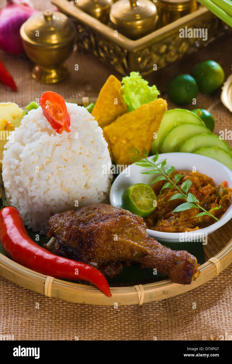 nasi ayam penyet, indonesian fried chicken rice Stock Photo - Alamy