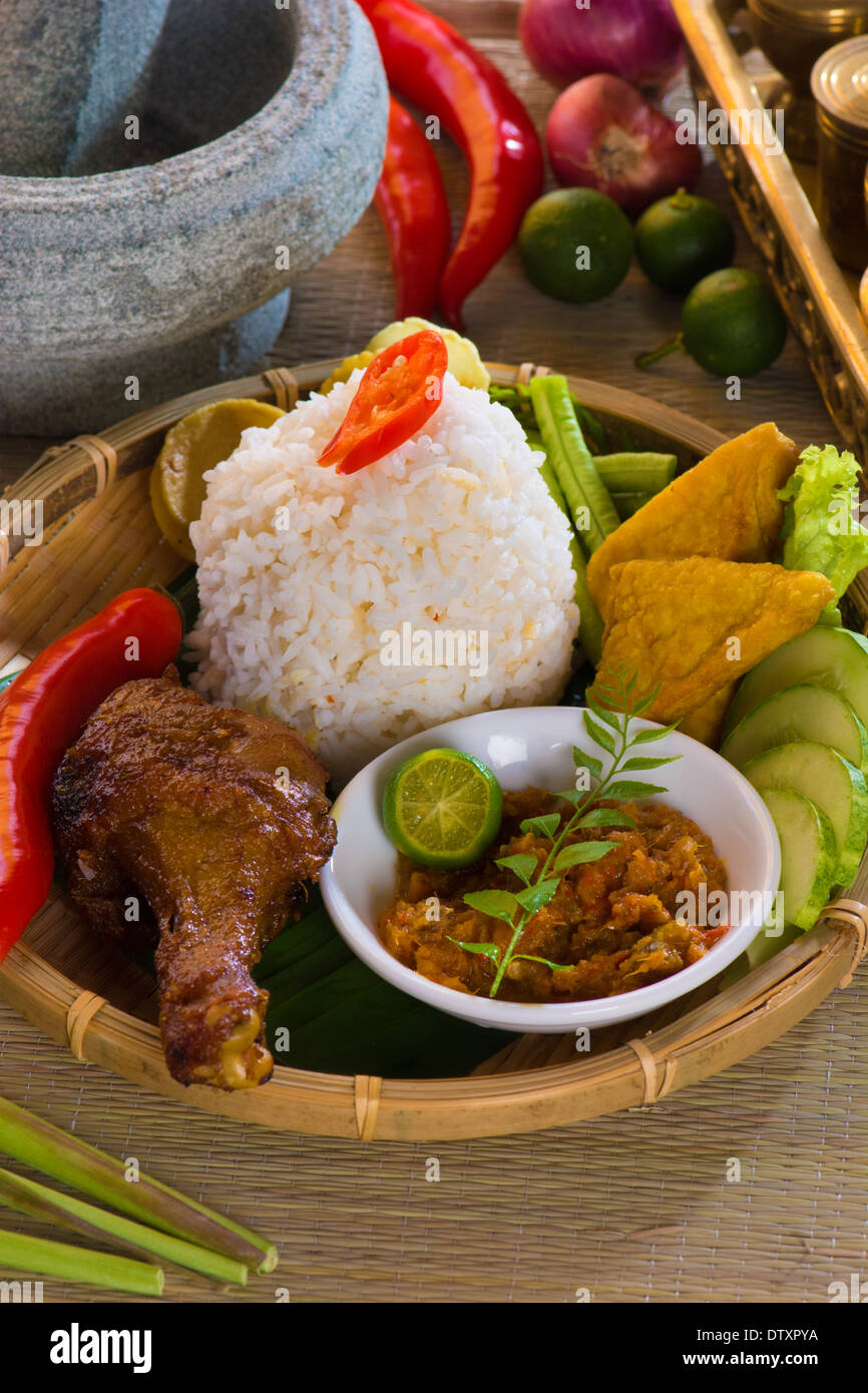 nasi ayam penyet, indonesian fried chicken rice Stock Photo - Alamy