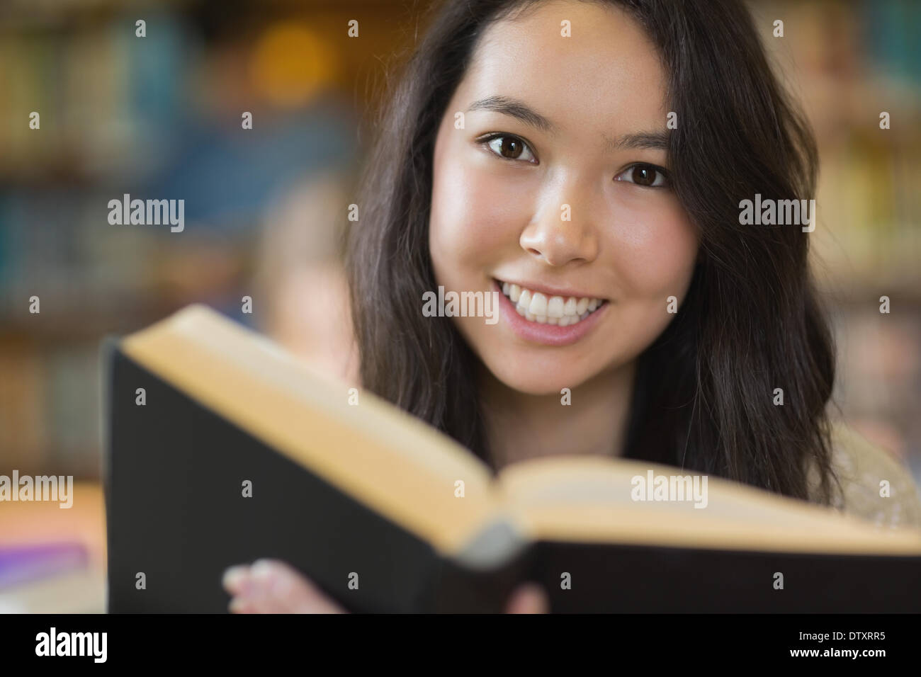 Chinese woman in library hi-res stock photography and images - Alamy