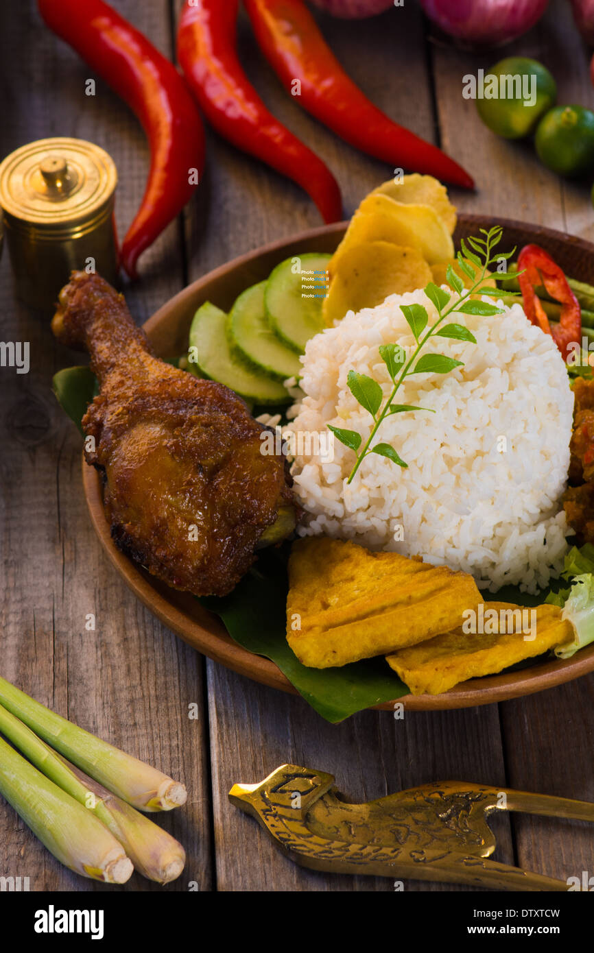 nasi ayam penyet, indonesian fried chicken rice Stock Photo - Alamy