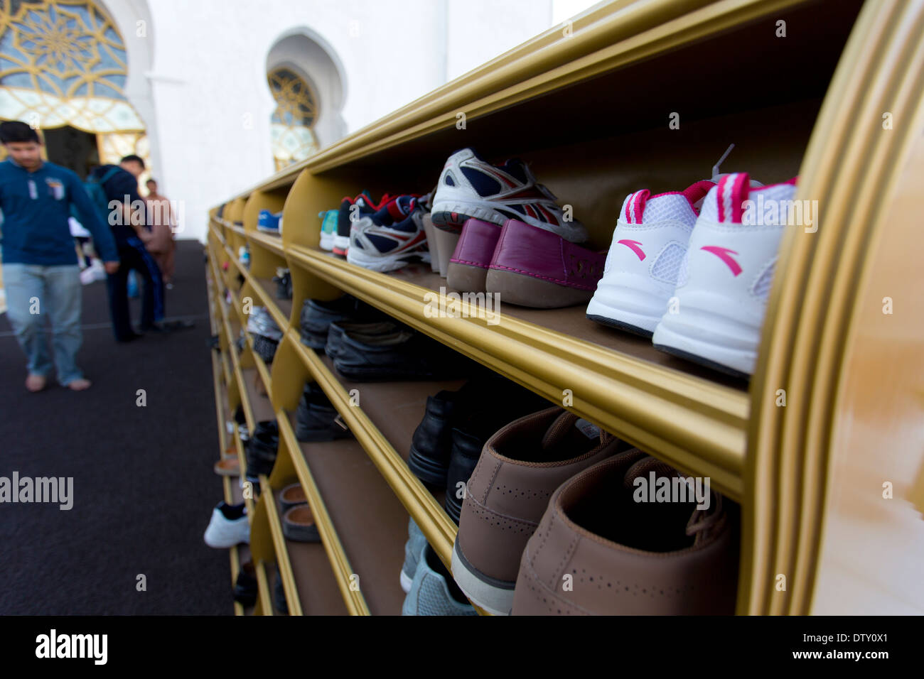 Sheikh Zayed Grand Mosque in Abu Dhabi United Arab Emirates showing the ...