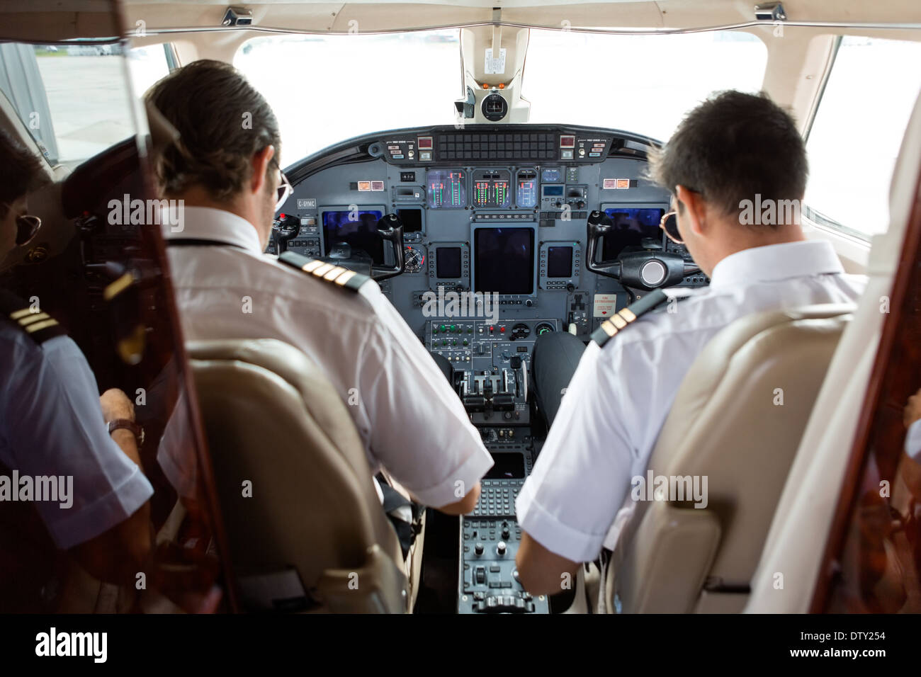 Pilot man in uniform hi-res stock photography and images - Alamy