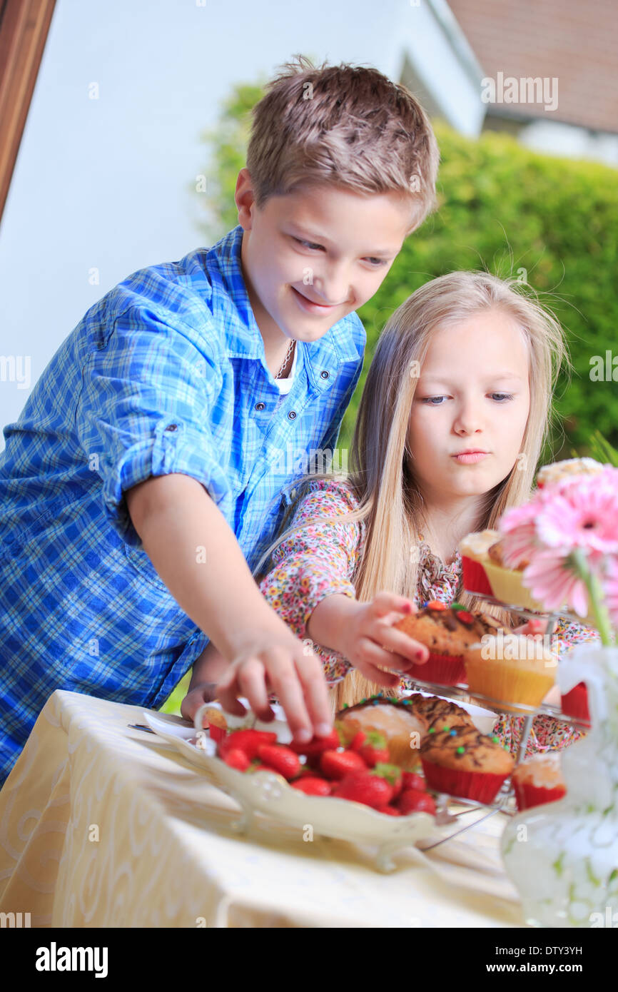 Siblings eating hi-res stock photography and images - Alamy