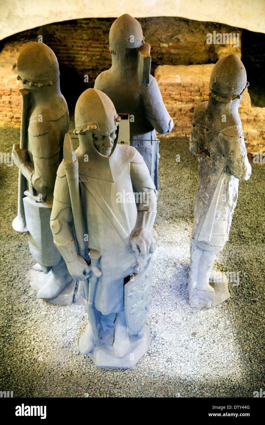 Four statues hi-res stock photography and images - Alamy