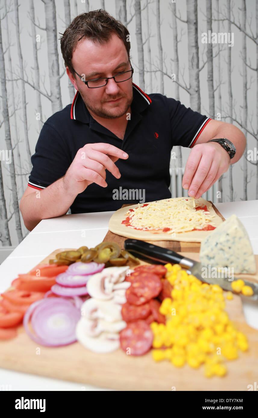 man preparing a home made pizza Stock Photo - Alamy