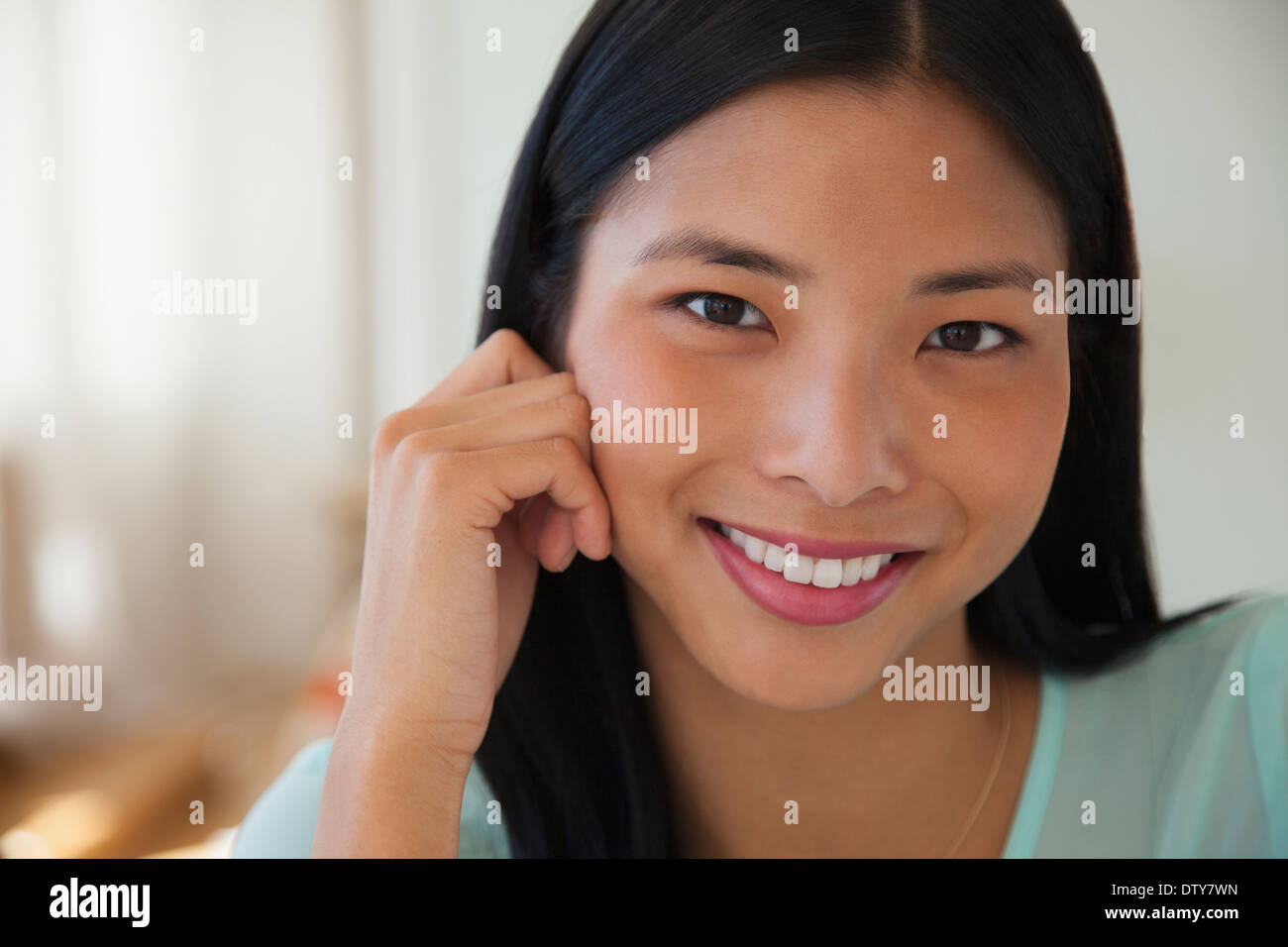 Chinese woman smiling hi-res stock photography and images - Alamy