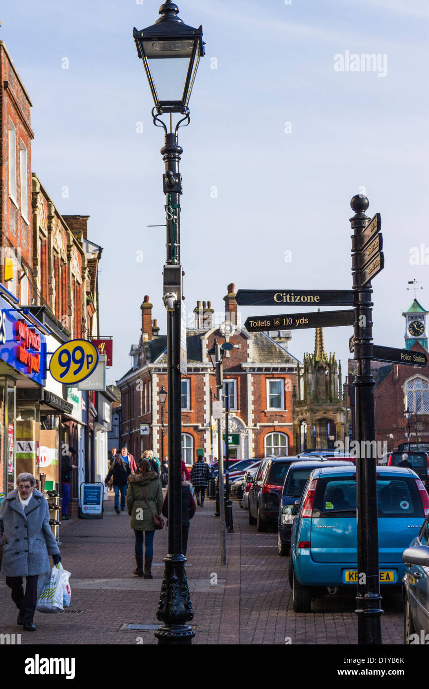 High street shops and shoppers hi-res stock photography and images - Alamy