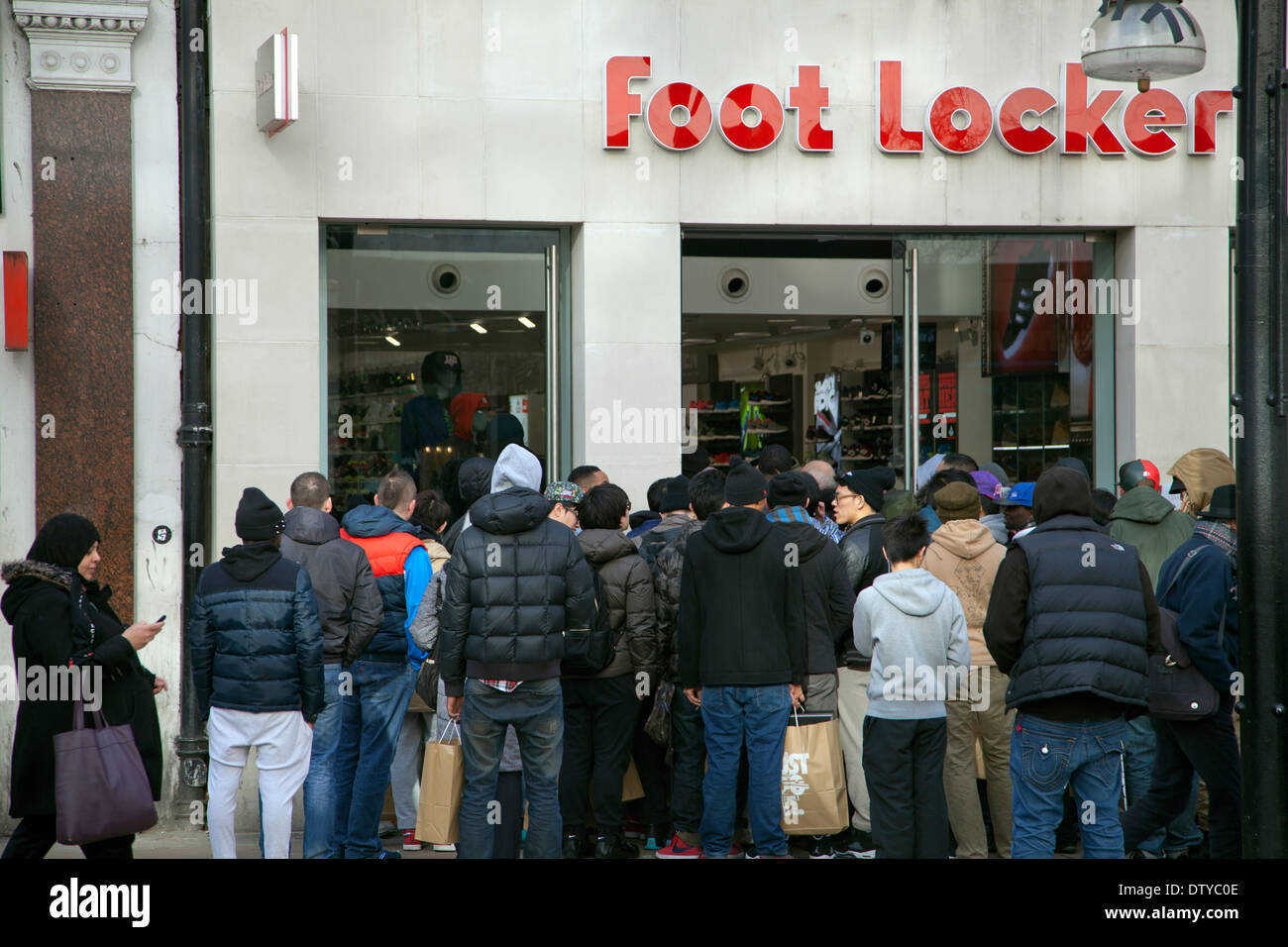 Public locker hi-res stock photography and images - Alamy