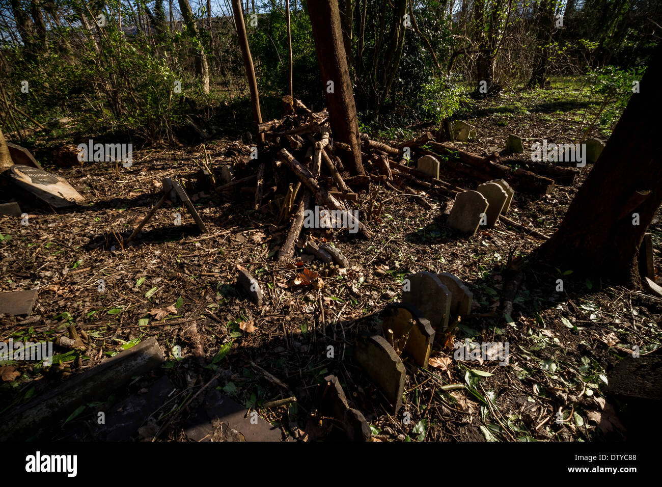 Tower Hamlets Cemetery in the East End of London, UK Stock Photo - Alamy
