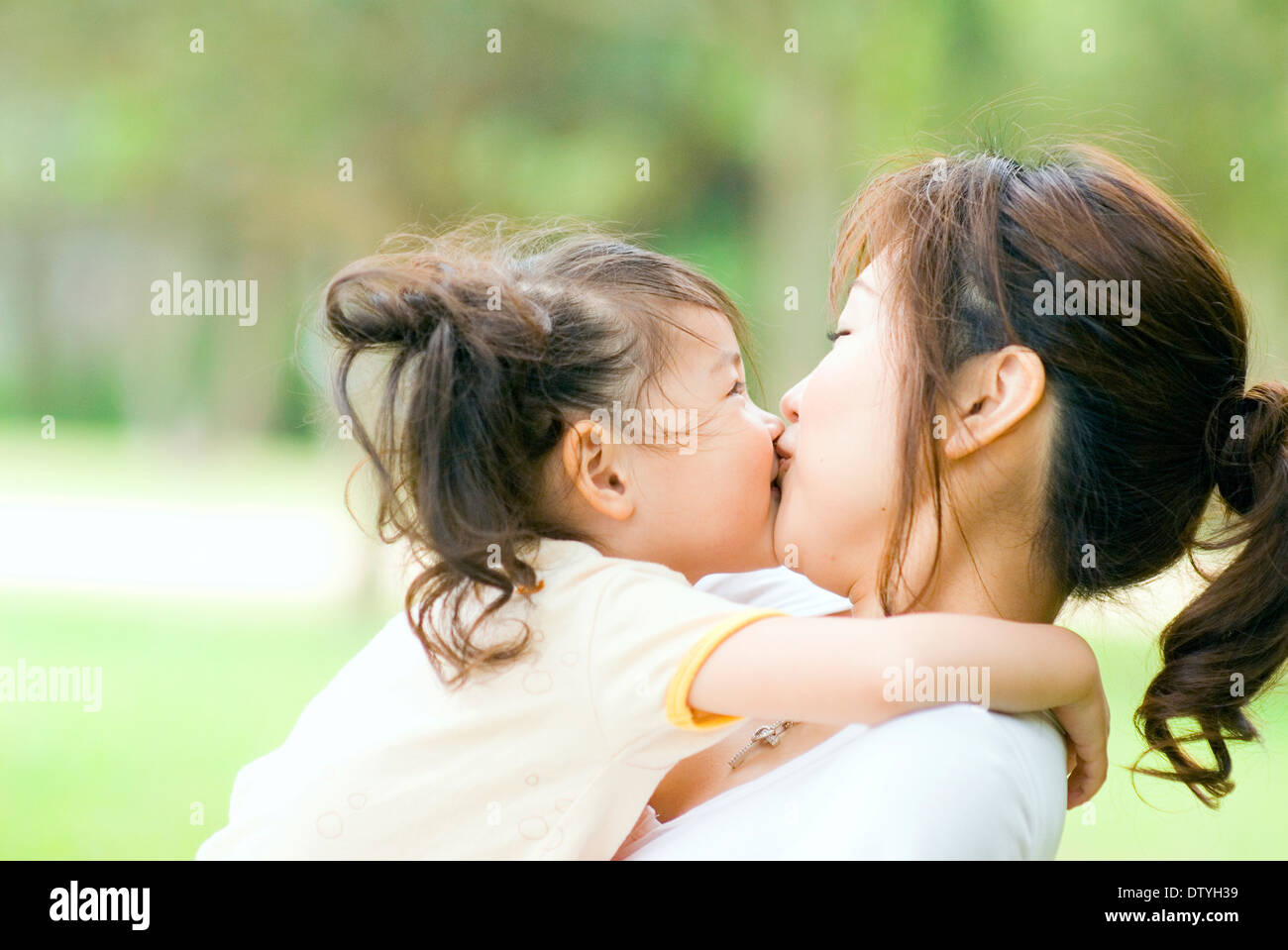 Japanese mother and daughter Stock Photo - Alamy