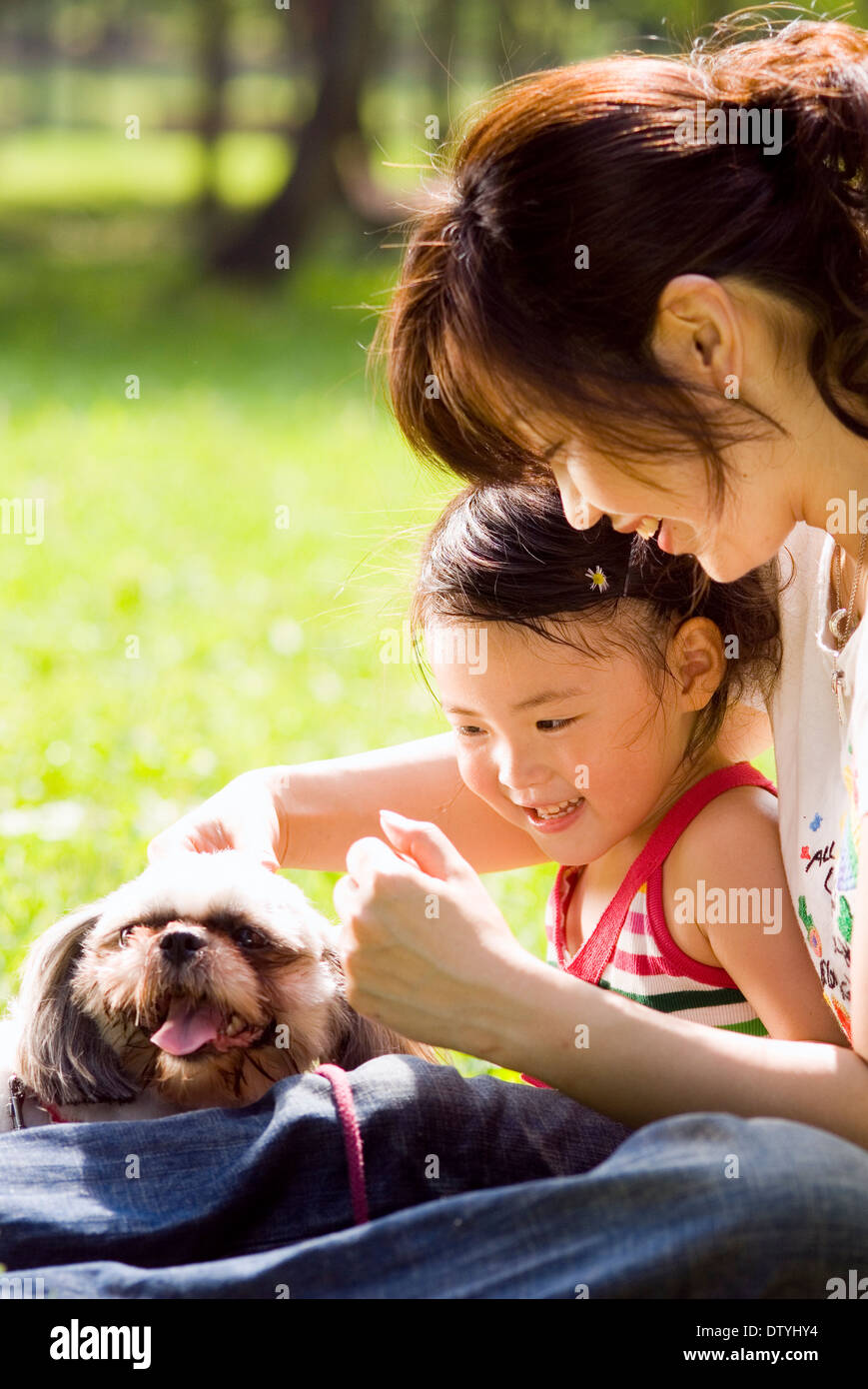 Japanese mother and daughter Stock Photo - Alamy