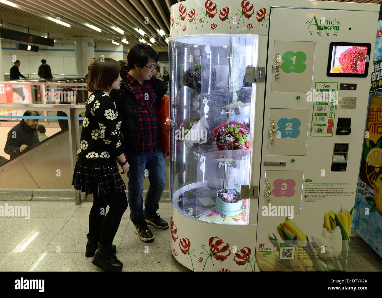 Vending machine people inside hi-res stock photography and images - Alamy