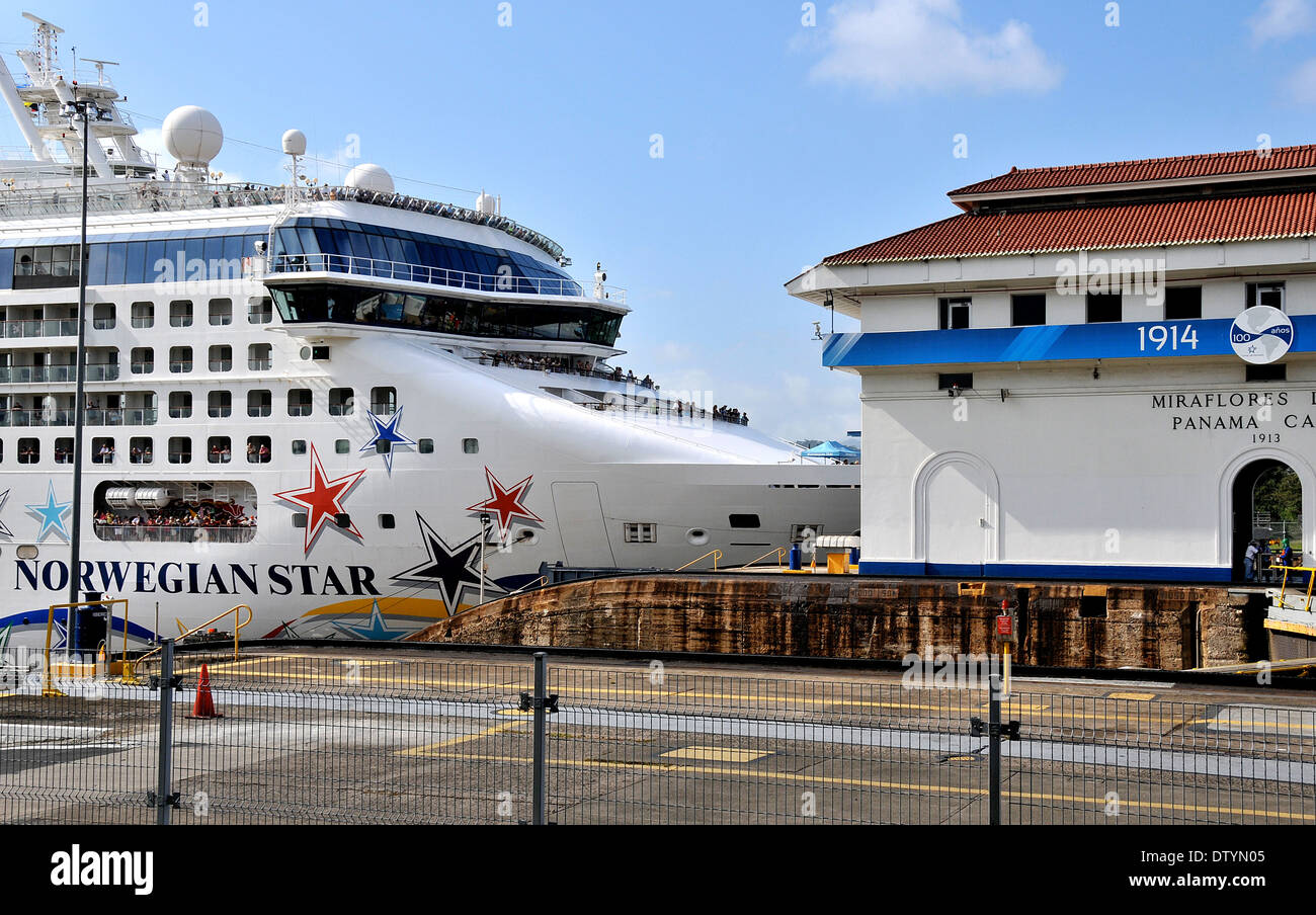 Panama canal cruise hi-res stock photography and images - Alamy