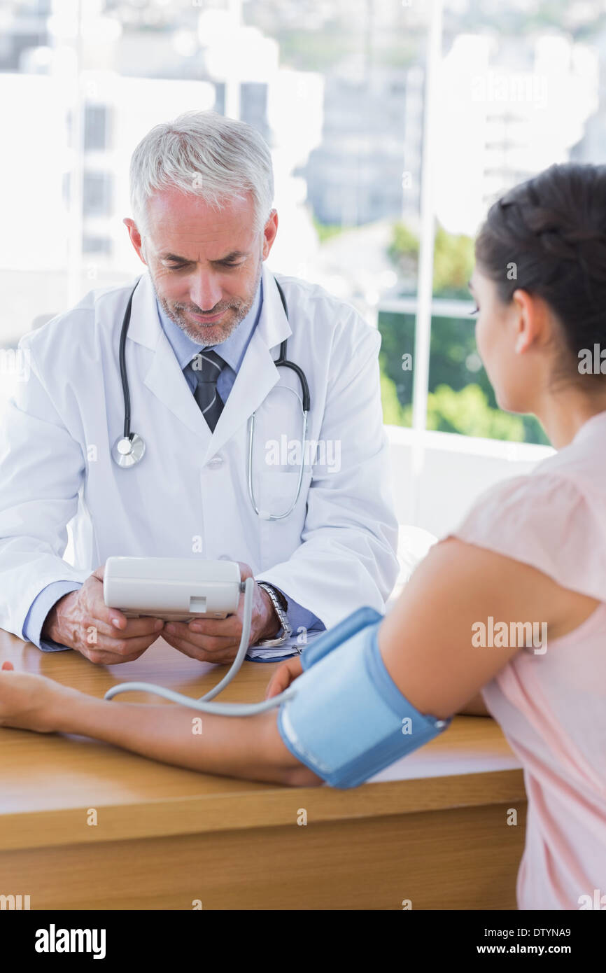 Doctor measuring the heartbeat of a patient Stock Photo - Alamy
