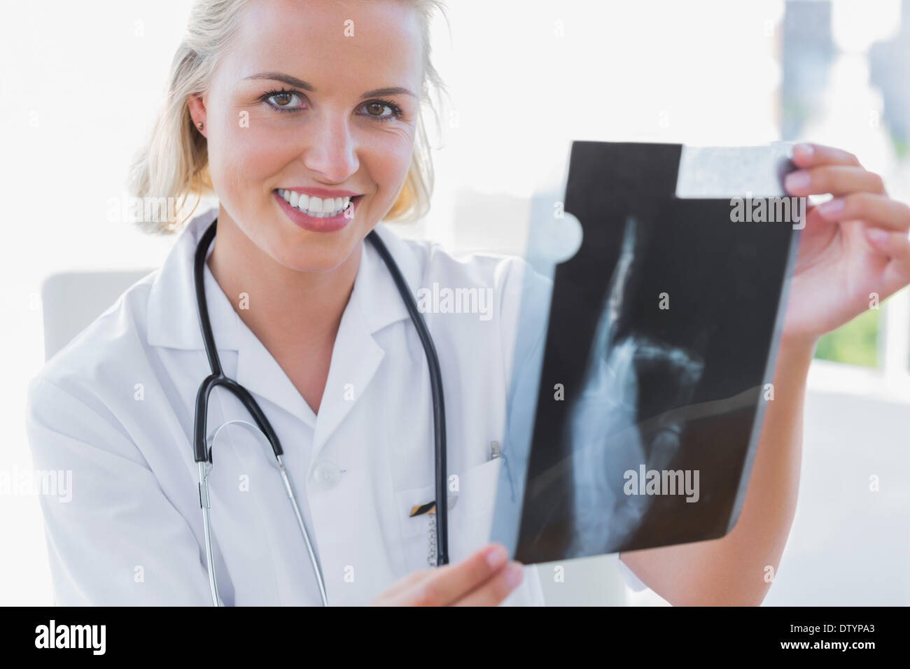 Smiling nurse analysing an x-ray Stock Photo - Alamy
