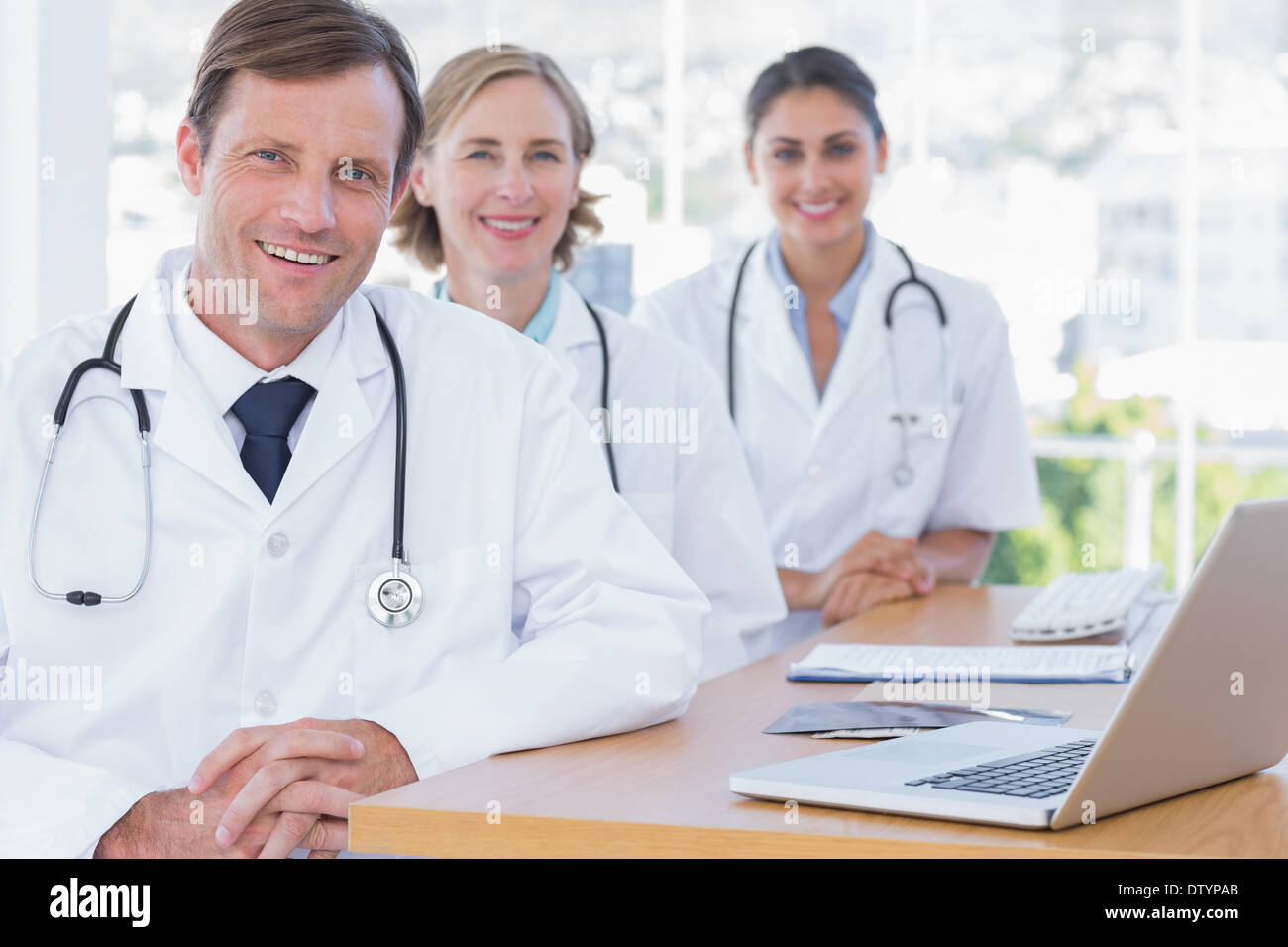 Group doctors looking ray hi-res stock photography and images - Alamy