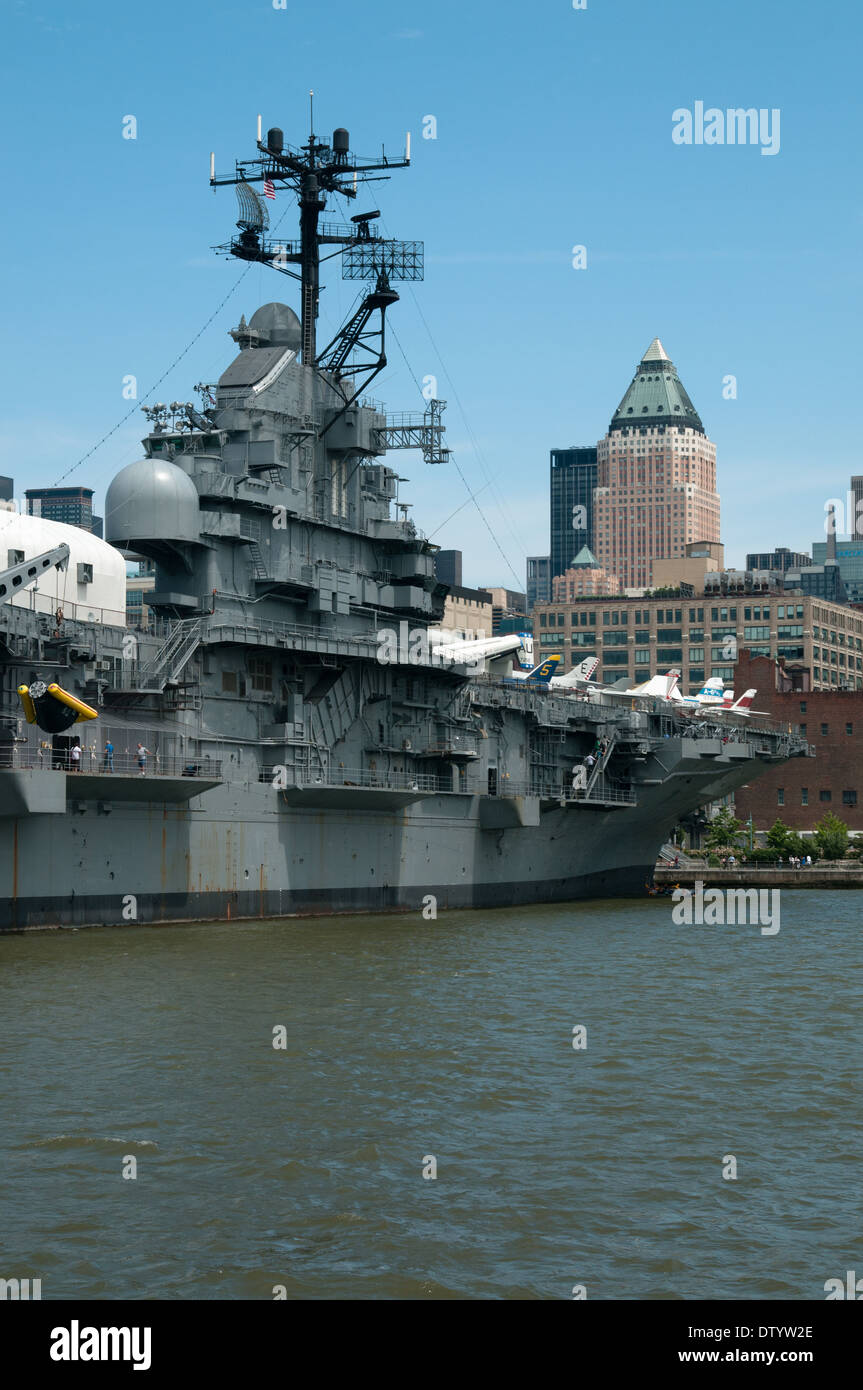 Uss intrepid hi-res stock photography and images - Alamy
