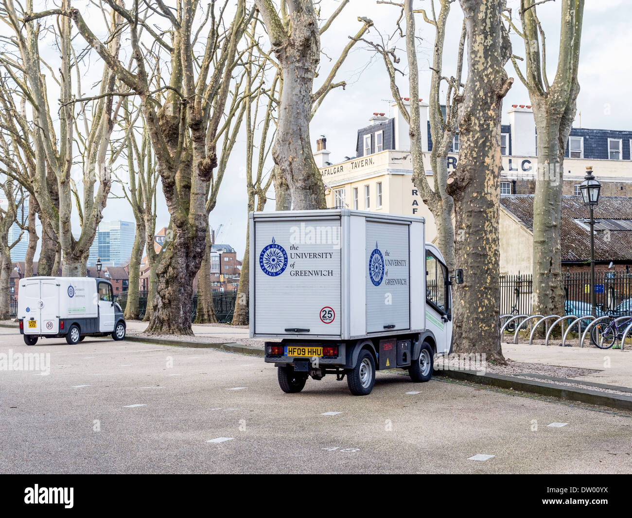 White delivery vans park hi-res stock photography and images - Alamy