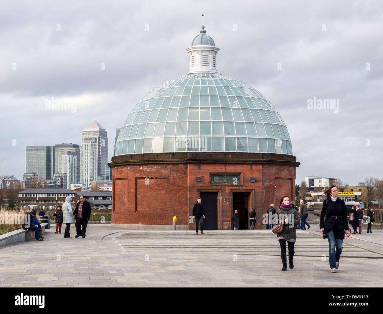 Tunnel underneath the river thames hi-res stock photography and images ...