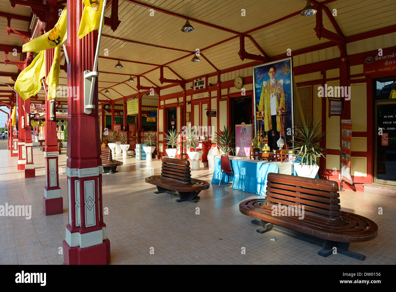 Portrait of king rama ix hi-res stock photography and images - Alamy