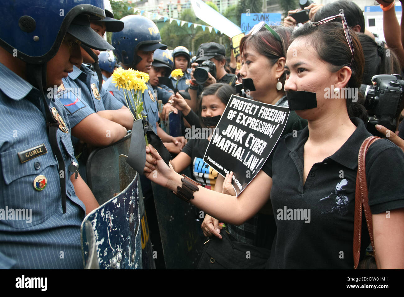 Manila, Philippines. 25th February 2014: Protesters offering flowers to ...