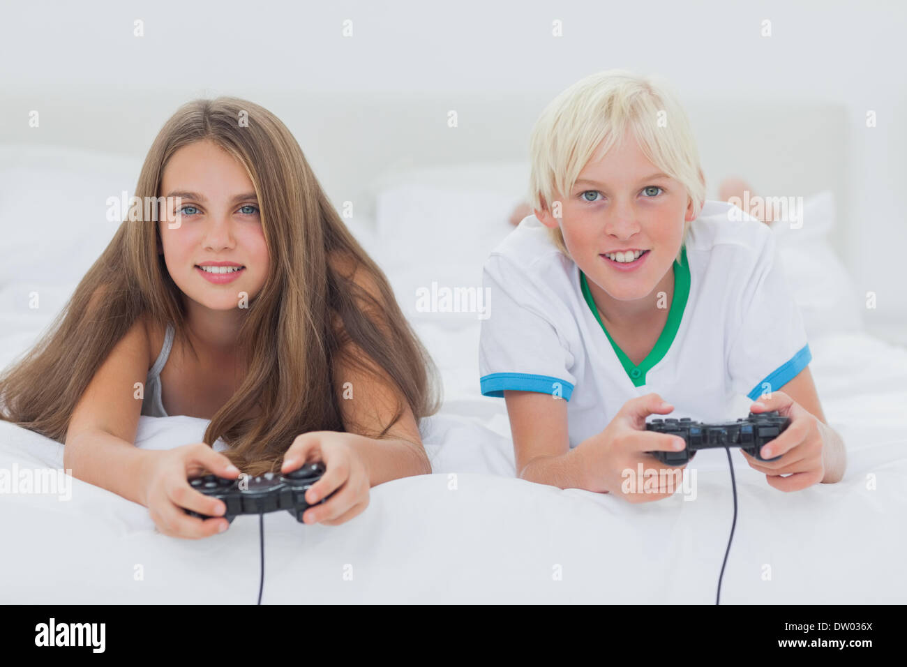 Siblings playing video games home hi-res stock photography and images ...