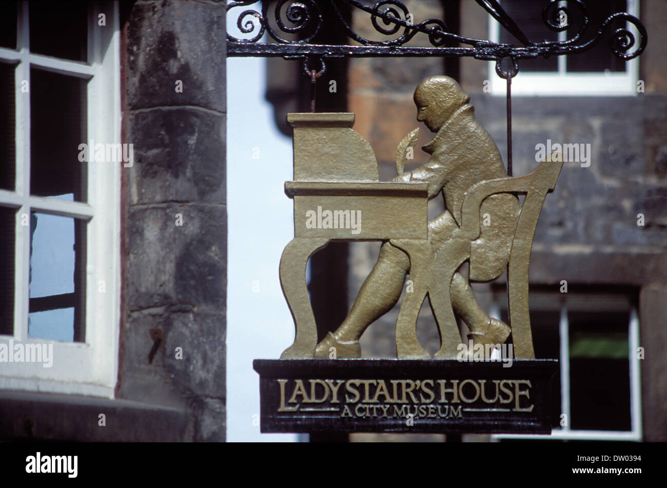 Lady stairs house lawnmarket hi-res stock photography and images - Alamy