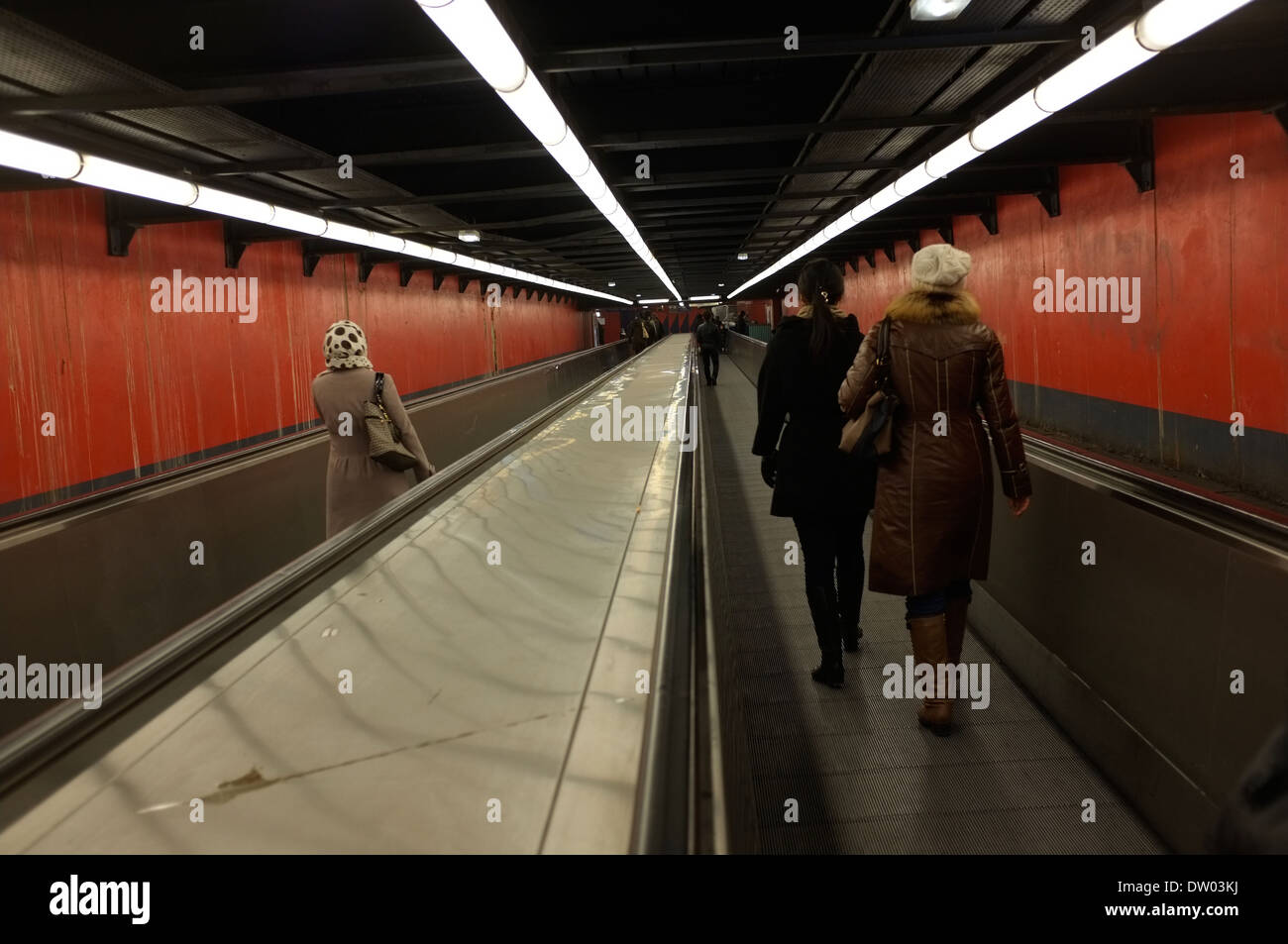 Moving walkway paris metro hi-res stock photography and images - Alamy