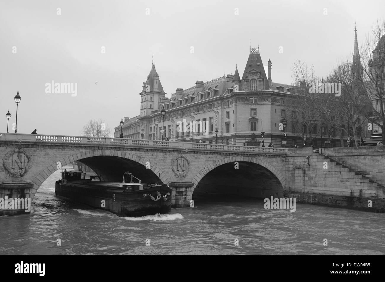 River seine barge hi-res stock photography and images - Alamy