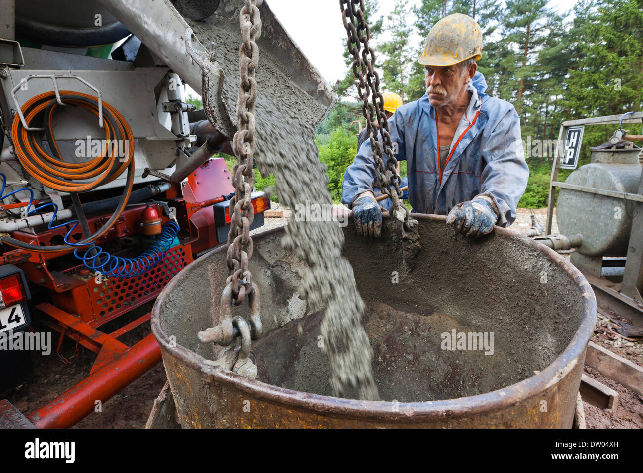 Pile foundation hi-res stock photography and images - Alamy