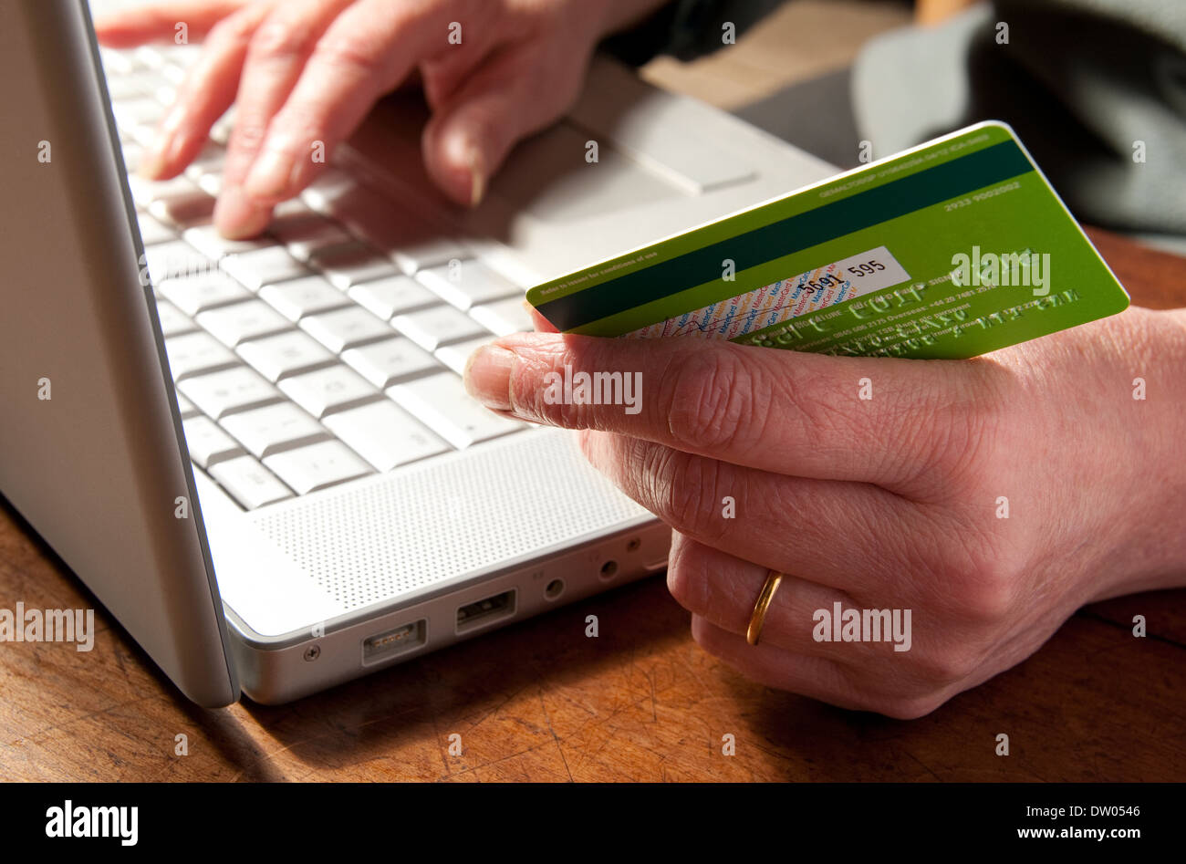 Person holding bill in hi-res stock photography and images - Alamy