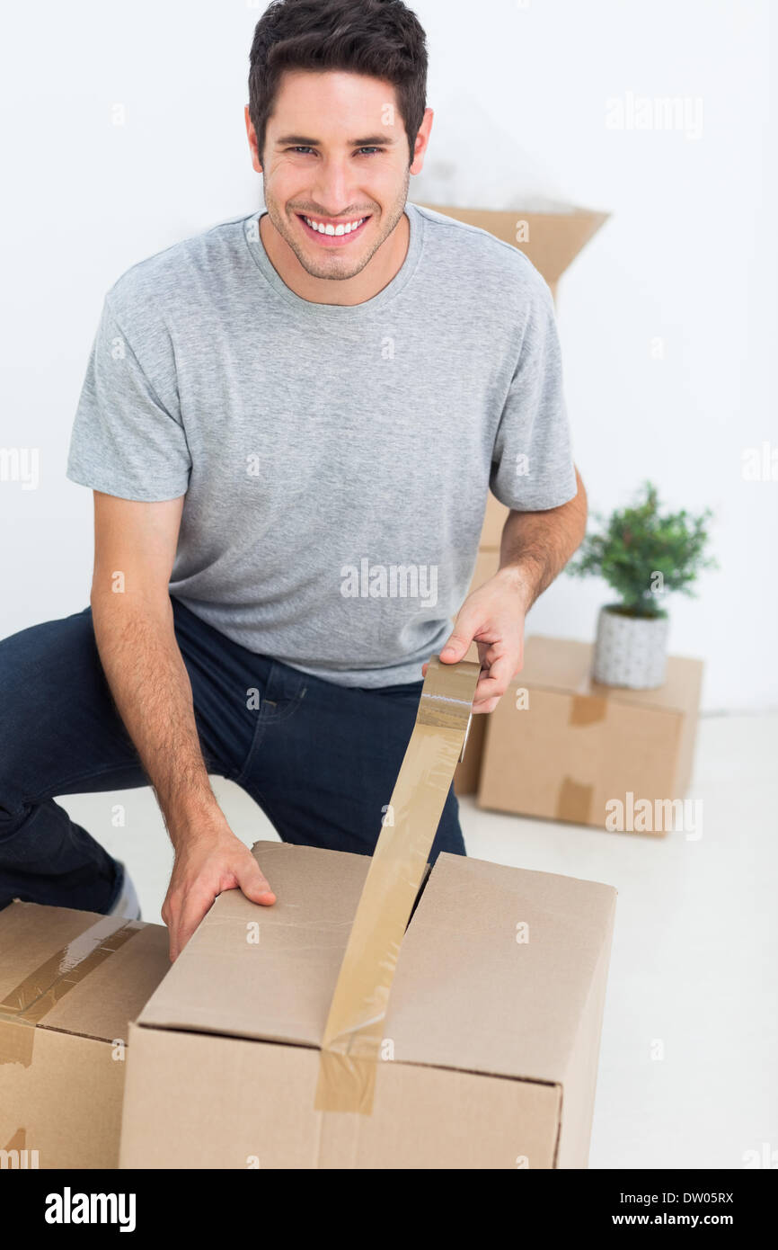 A man taping a moving box hi-res stock photography and images - Alamy