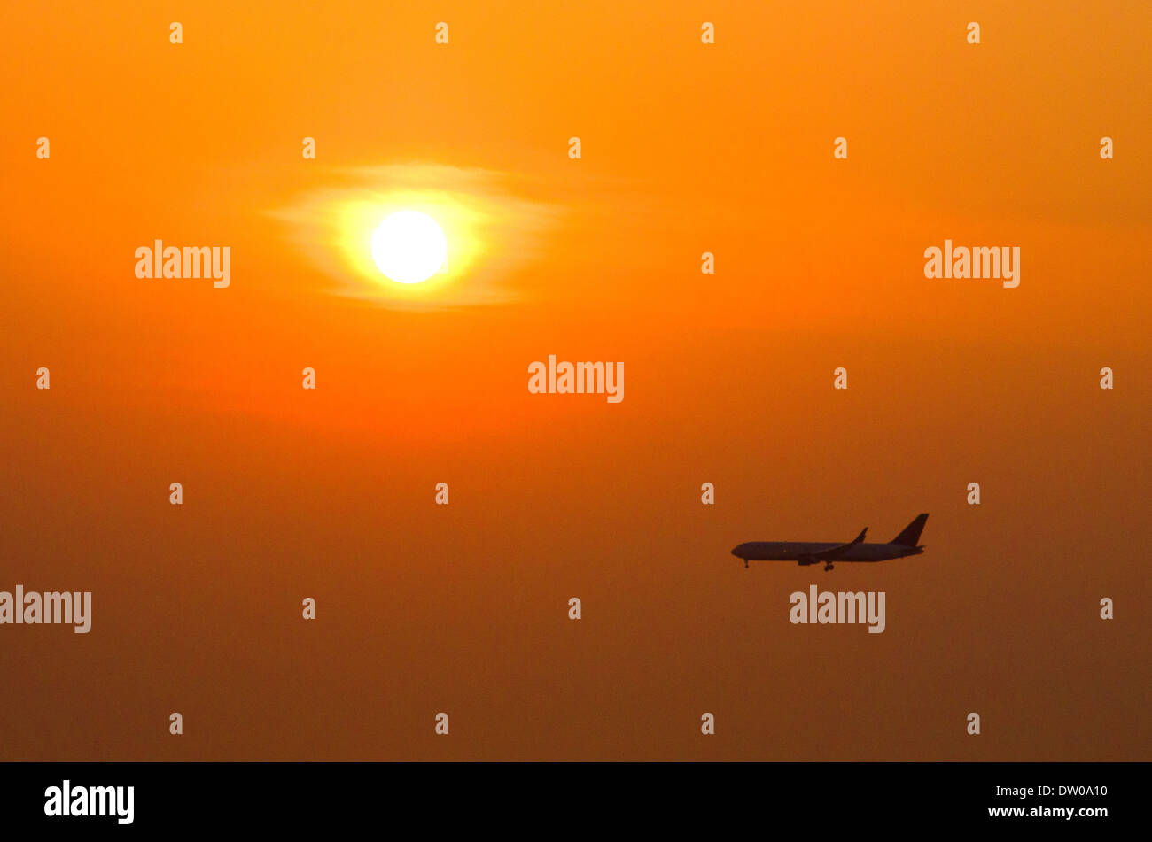 Airplane flying sunset hi-res stock photography and images - Alamy