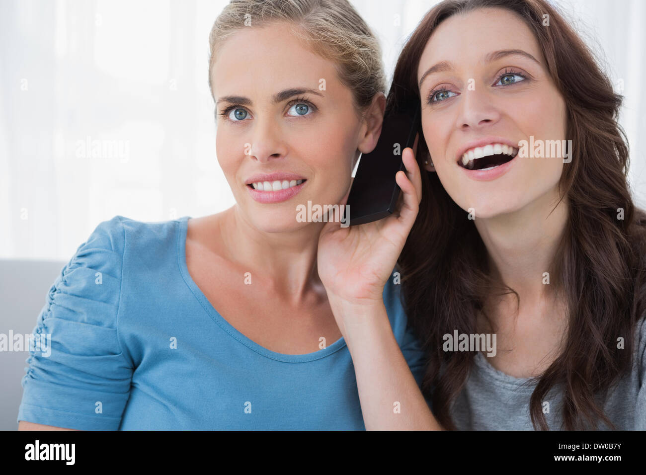 Friends listening hi-res stock photography and images - Alamy