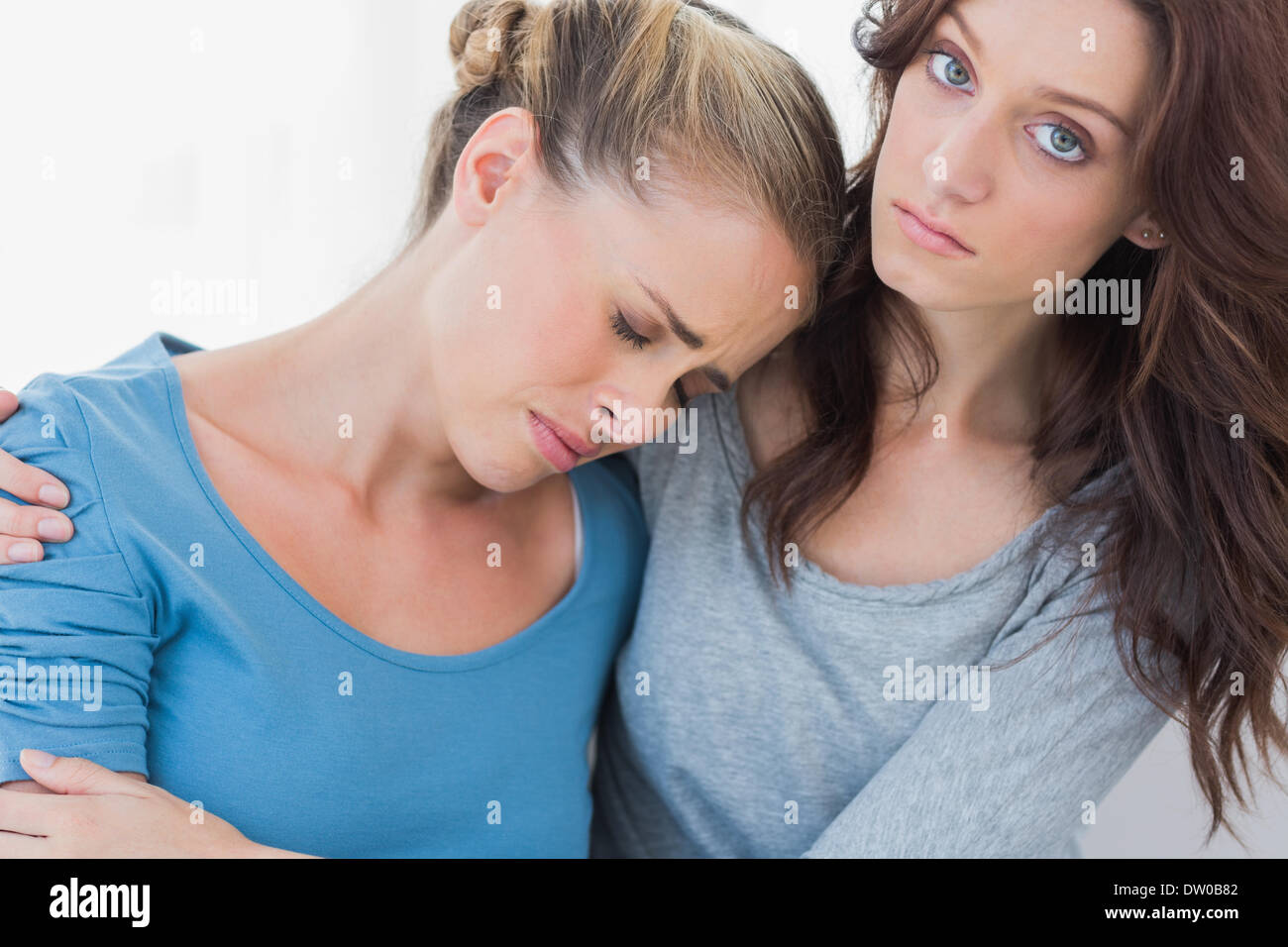 Woman consoling her upset friend Stock Photo - Alamy