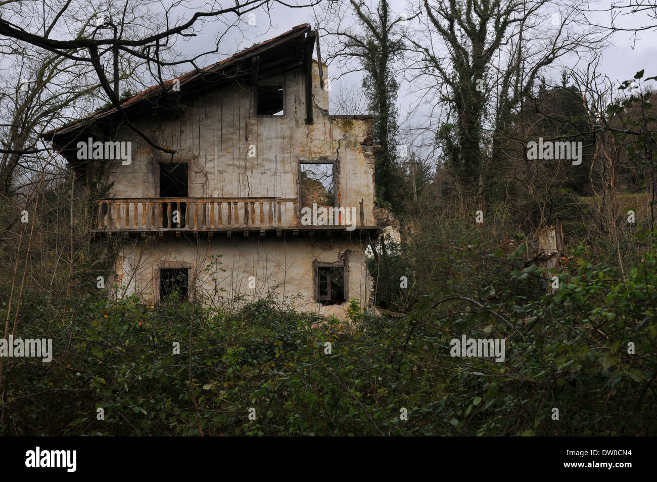 Falling Down House Stock Photos & Falling Down House Stock Images - Alamy