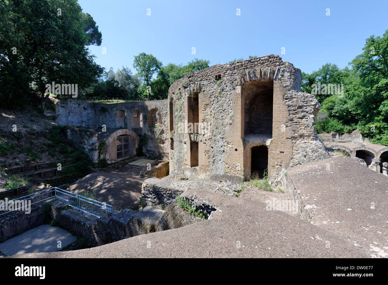 Buildings to east side Serapeum; colossal triclinium at south end ...