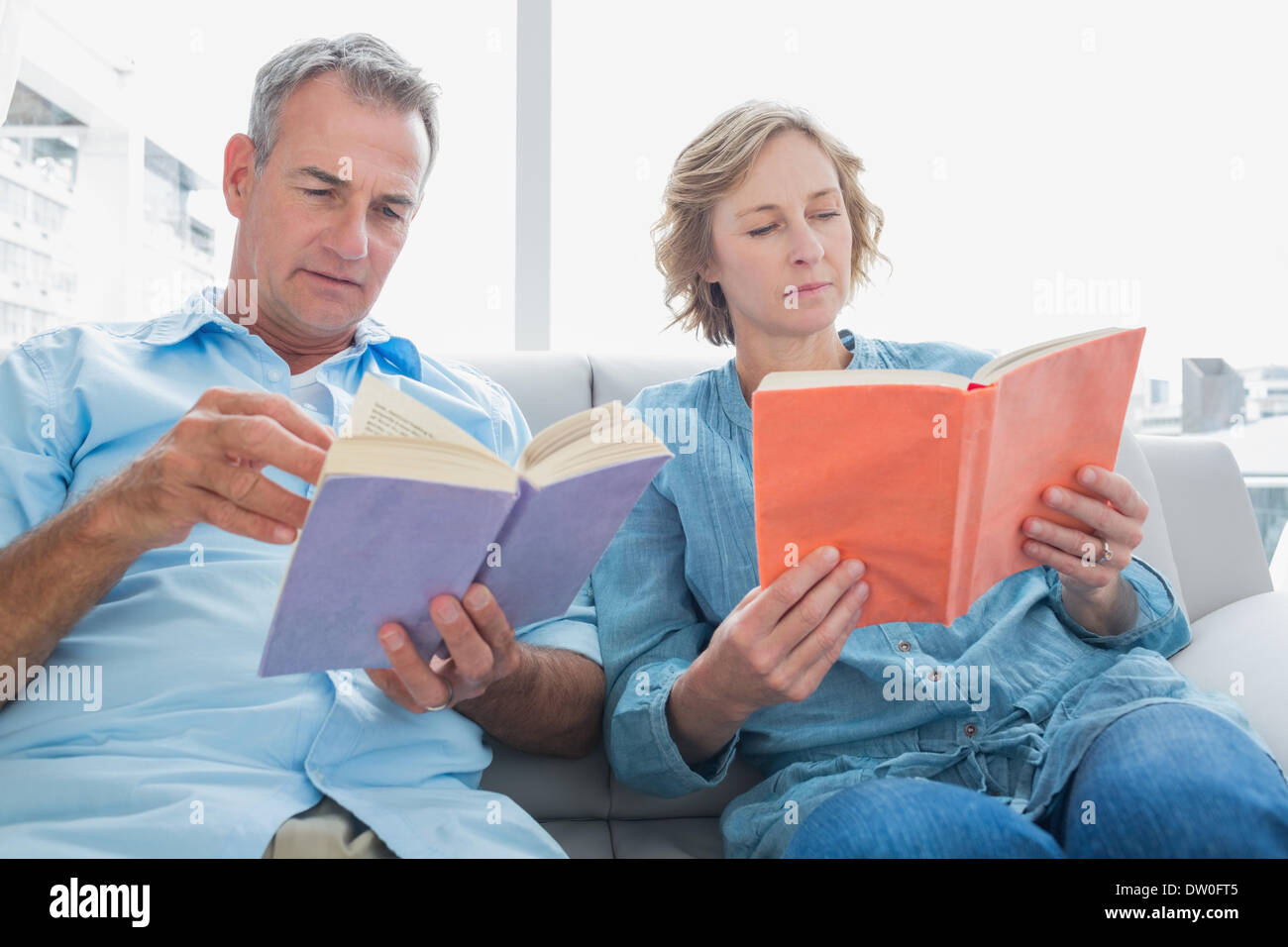 Mature couple reading books hi-res stock photography and images - Alamy
