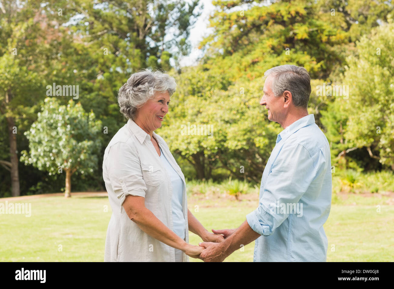 Couple facing away hi-res stock photography and images - Alamy