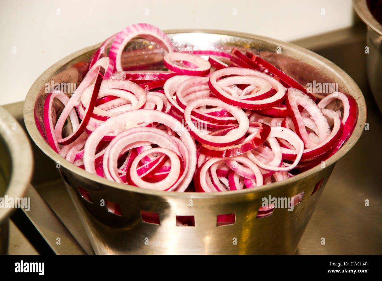 Bowl of sliced red onion Stock Photo - Alamy