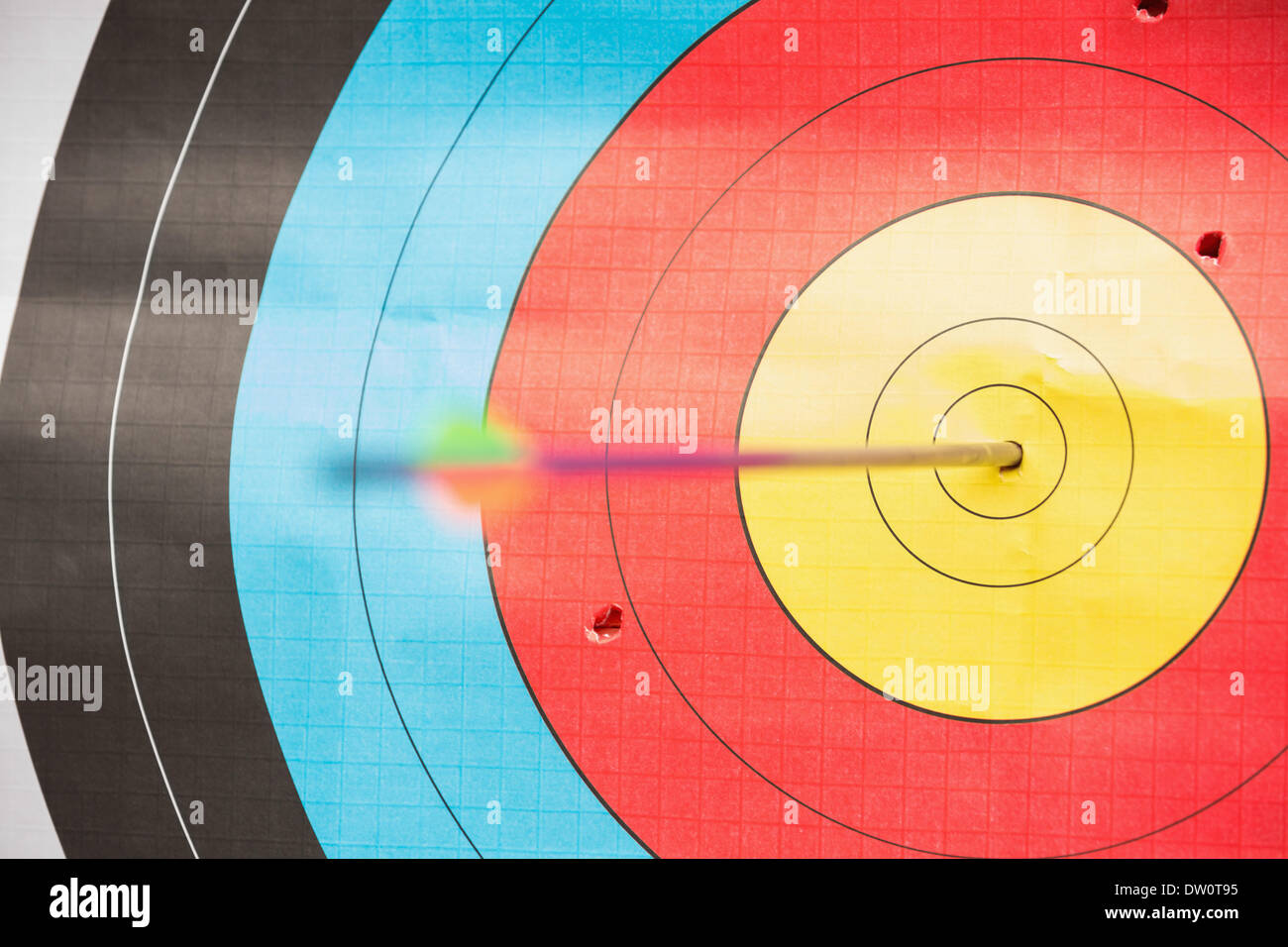 Arrow in bulls eye target Stock Photo - Alamy