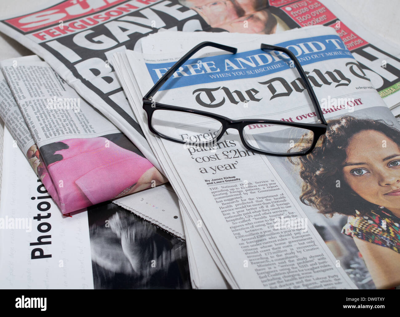 Reading broadsheet newspaper uk hi-res stock photography and images - Alamy