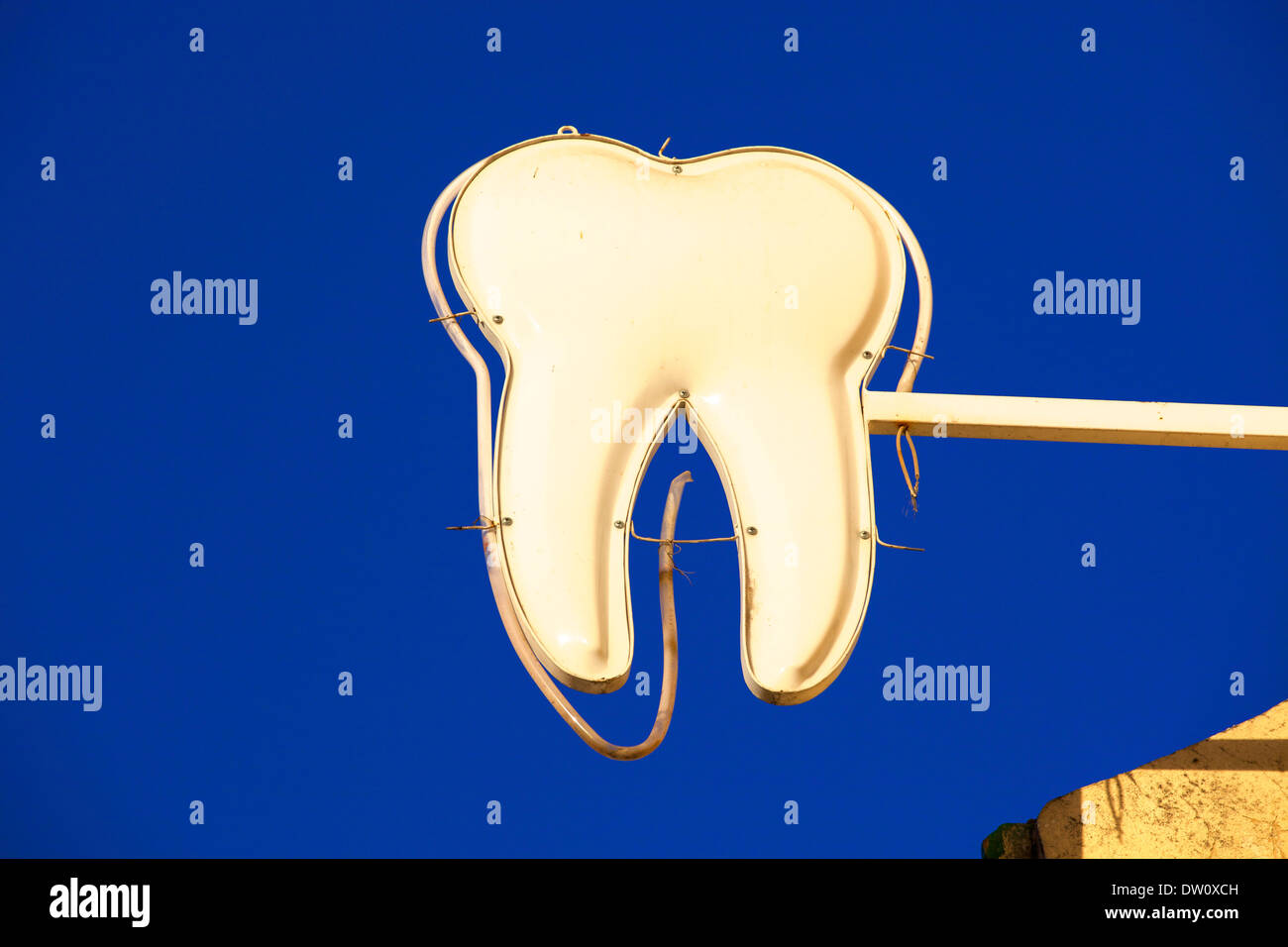 Dentist signage fez morocco hi-res stock photography and images - Alamy