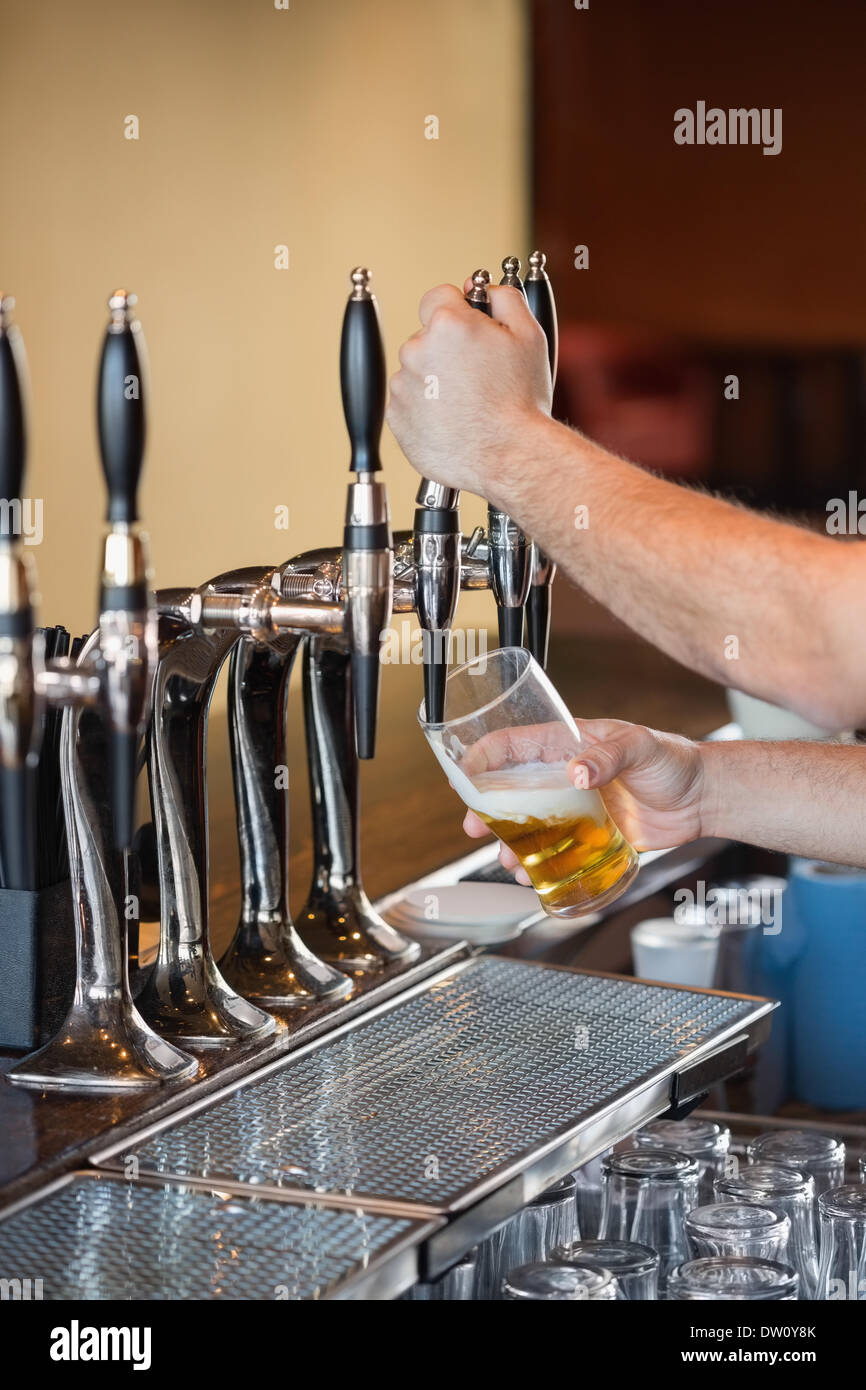 Pulling pint of beer hi-res stock photography and images - Alamy